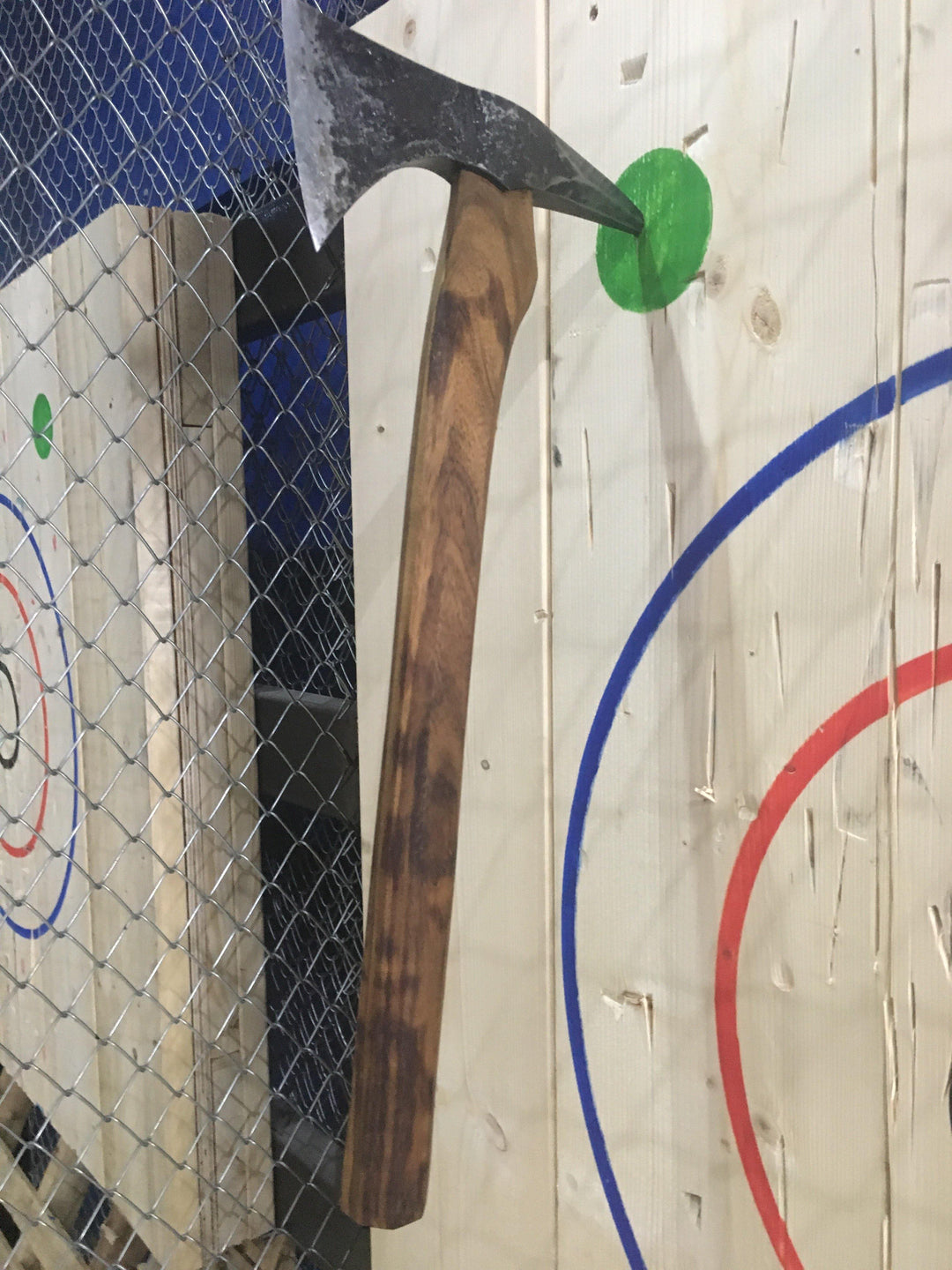 ขวานตีมือที่ Golden Axe Throw Club (กรุงเทพมหานคร ประเทศไทย) – Siam Blades